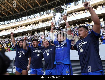 Saitama Panasonic Wild Knight players celebrate after winning the Japan ...