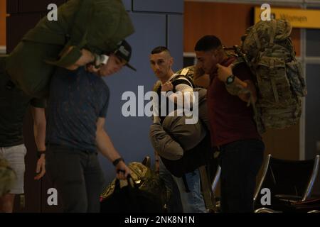 U.S. Army Soldiers from the 1916th Support Battalion, 916th Support ...