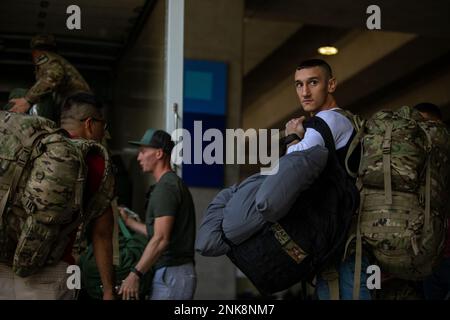 U.S. Army Soldiers from the 1916th Support Battalion, 916th Support Brigade load their luggage ...