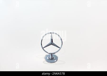 Mercedes Benz, White background, Logo, Brand name Stock Photo - Alamy