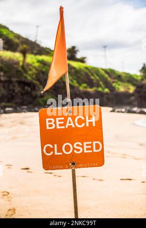A Beach closed sign at the beach in the north shore of Oahu Stock Photo ...