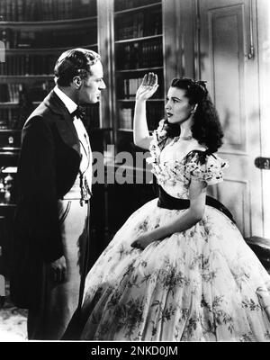 1939 , USA : The movie actress VIVIEN LEIGH ( 1913 - 1967 ) with LESLIE HOWARD in GONE WITH THE ...