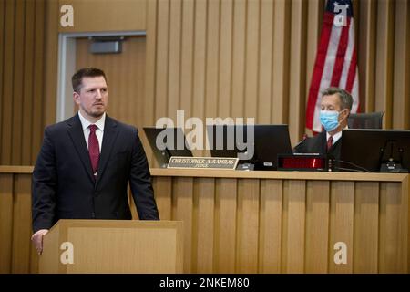 Prosecutor Shawn Overstreet presents his opening statement at the ...