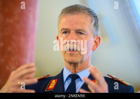 Lieutenant General Martin Schelleis, inspector of the armed forces base ...