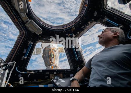 NASA astronaut and Expedition 66 Flight Engineer Mark Vande Hei poses ...