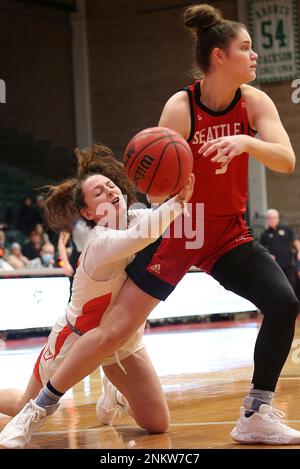 Texas Rio Grande Valley's Halie Jones (24) looks to pass the ball ...