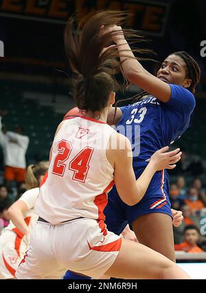 Texas Rio Grande Valley's Halie Jones (24) looks to pass the ball ...
