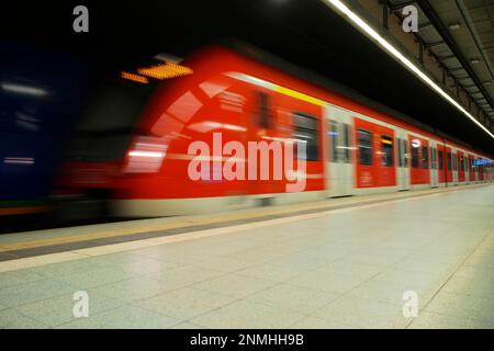 Arriving S-Bahn, class 420 in traffic red, Feuersee station, passengers ...