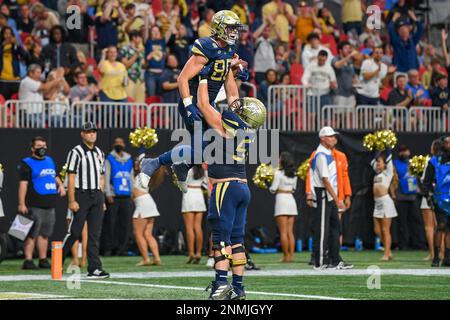 Georgia Tech tight end Dylan Leonard (2) catches a pass in front of ...