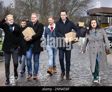 CASTRICUM - Annabel Nanninga gets on the bus for the JA21 bus tour in ...