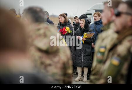 Butscha, Ukraine. 25th Feb, 2023. The coffin with the fallen soldier ...