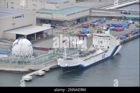The world's first liquefied hydrogen carrier ship "Suiso Frontia ...