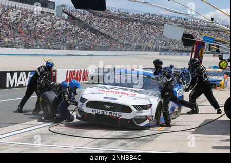 #17: Chris Buescher, Roush Fenway Racing, Ford Mustang Fastenal makes a ...