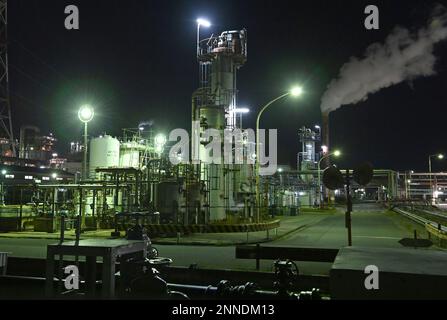 A picture shows the factory of Cosmo Oil Co. in Sakai Senboku ...