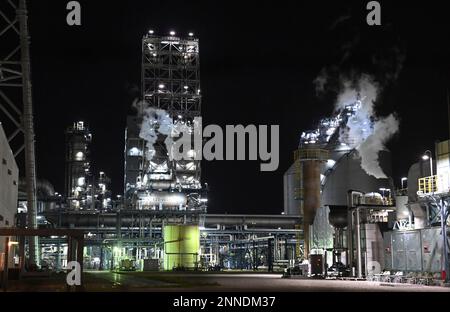 A picture shows the factory of Cosmo Oil Co. in Sakai Senboku ...