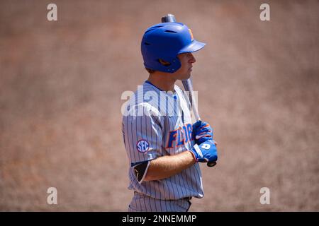 Florida Gators third baseman Colby Halter (5) on deck against the ...