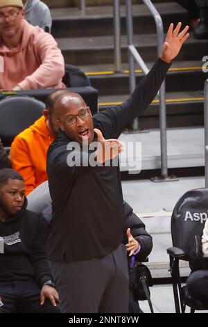 Los Angeles Kings head coach Jim Hiller look on from the bench during ...