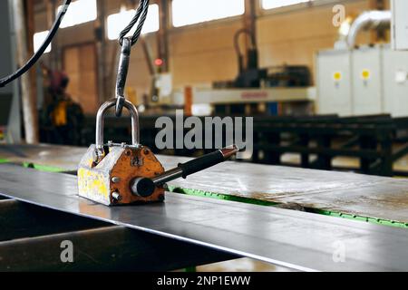 Magnetic grab to transport metal sheets in workshop Stock Photo - Alamy