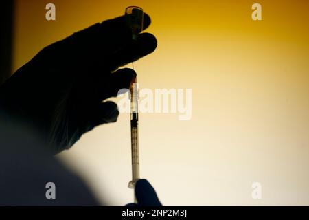 starting an injection with a syringe Stock Photo - Alamy