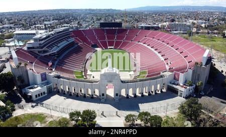 The Los Angeles Memorial Coliseum peristyle and the Olympic torch ...