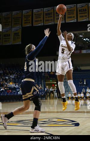 Toledo guard Quinesha Lockett (5) shoots over Tennessee guard Jordan ...