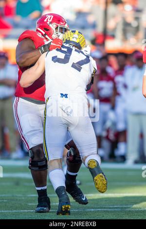 Michigan defensive end Aidan Hutchinson plays during the first half of ...
