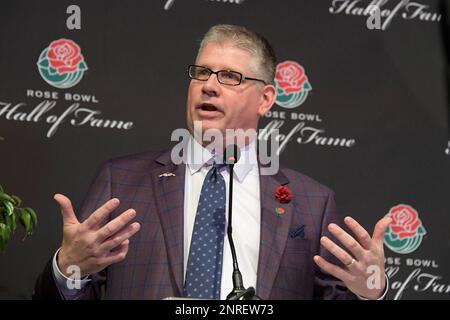 ESPN SportsCenter anchor John Anderson emcees the Rose Bowl Hall of ...
