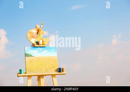 Drawing the art picture outdoors against the cityscape Stock Photo - Alamy