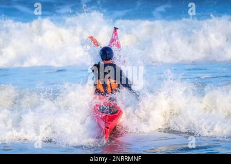 Kayaking in heavy surf Stock Photo - Alamy