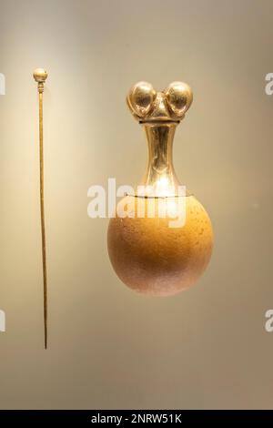 Poporo and stick, Pre-Columbian goldwork collection, Gold museum, Museo ...