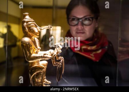 Poporo, anthropomorphous, Pre-Columbian goldwork collection, Gold ...