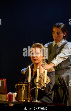 l-r: Grainne Dromgoole (Jessica), Tracy-Ann Oberman (Shylock) in THE ...