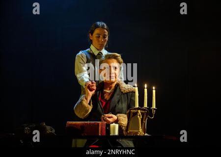 l-r: Grainne Dromgoole (Jessica), Tracy-Ann Oberman (Shylock) in THE ...