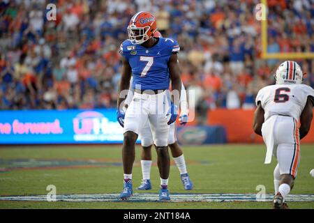 Florida linebacker Jeremiah Moon (7) sets up for a play during the ...