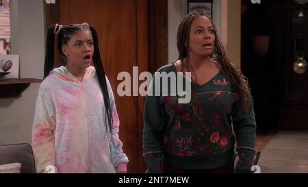 THE UPSHAWS, from left: Khali Spraggins, Kim Fields, Mike Epps, 'The ...