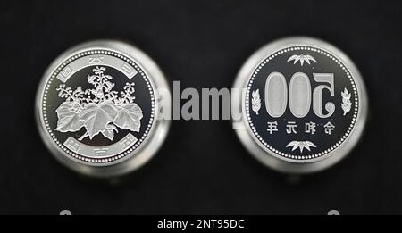 New 500 yen coins of Japan Stock Photo - Alamy