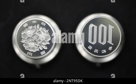 New 500 yen coins of Japan Stock Photo - Alamy