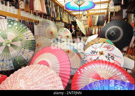 Structure of a Japanese traditional paper umbrella - minimalism ...