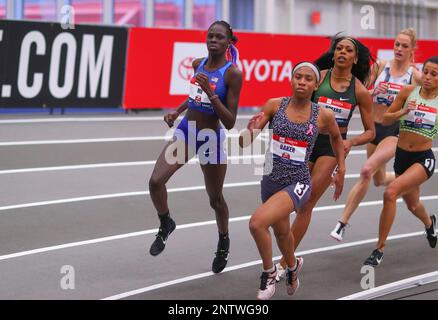 Athing Mu, Olivia Baker and Raevyn Rogers run in the Michelob Lite ...