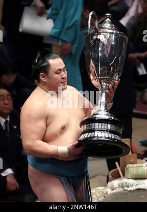 Mongolian sekiwake Tamawashi receives the Emperor cup (victory cup ...