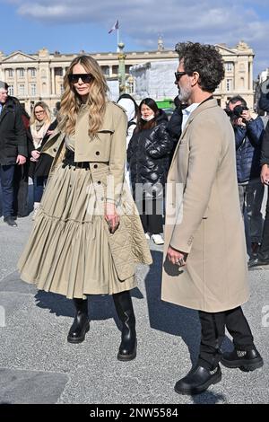 Elle Macpherson and Doyle Bramhall II pose for photographers upon ...