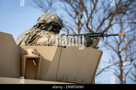 A Soldier assigned to the 34th Division Sustainment Brigade, Illinois ...