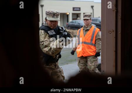 Washington National Guard Soldiers with the 506th Military Police ...