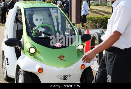 A demonstration experiment which a new humanoid type robot "Musashi ...