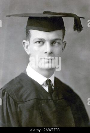 Linus Pauling. Portrait of the American chemist and peace activist ...