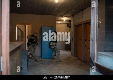 Washington National Guard Soldiers with the 506th Military Police ...
