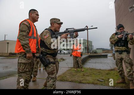 Washington National Guard Soldiers with the 506th Military Police ...