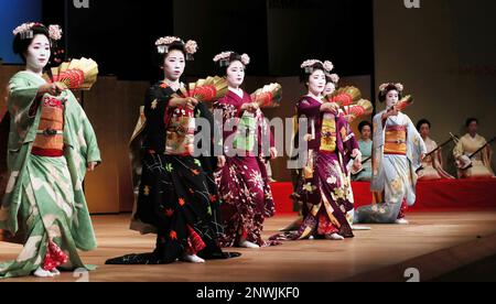 A maiko (geisha) performing Kyomai, a traditional dance in Kyoto Stock ...