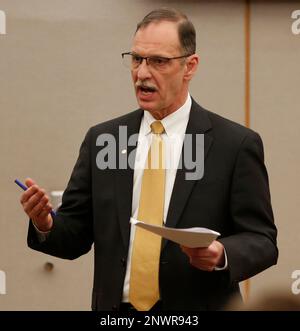 Defense attorney Bob Gill gives a closing argument in the trial of ...