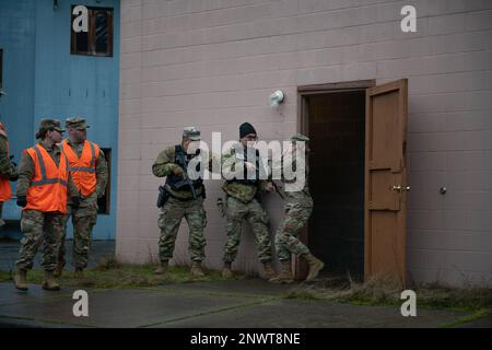Washington National Guard Soldiers with the 506th Military Police ...